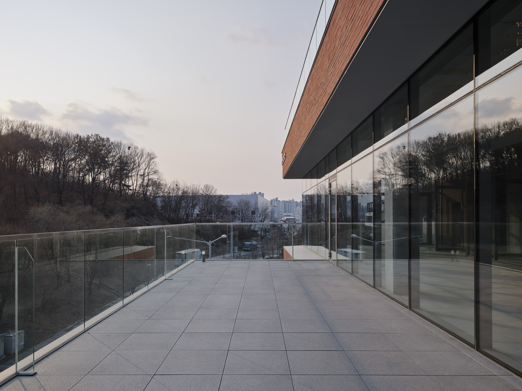 Linear Architects_모담산 앞마당-20 - 브리크매거진 - BRIQUE MAGAZINE