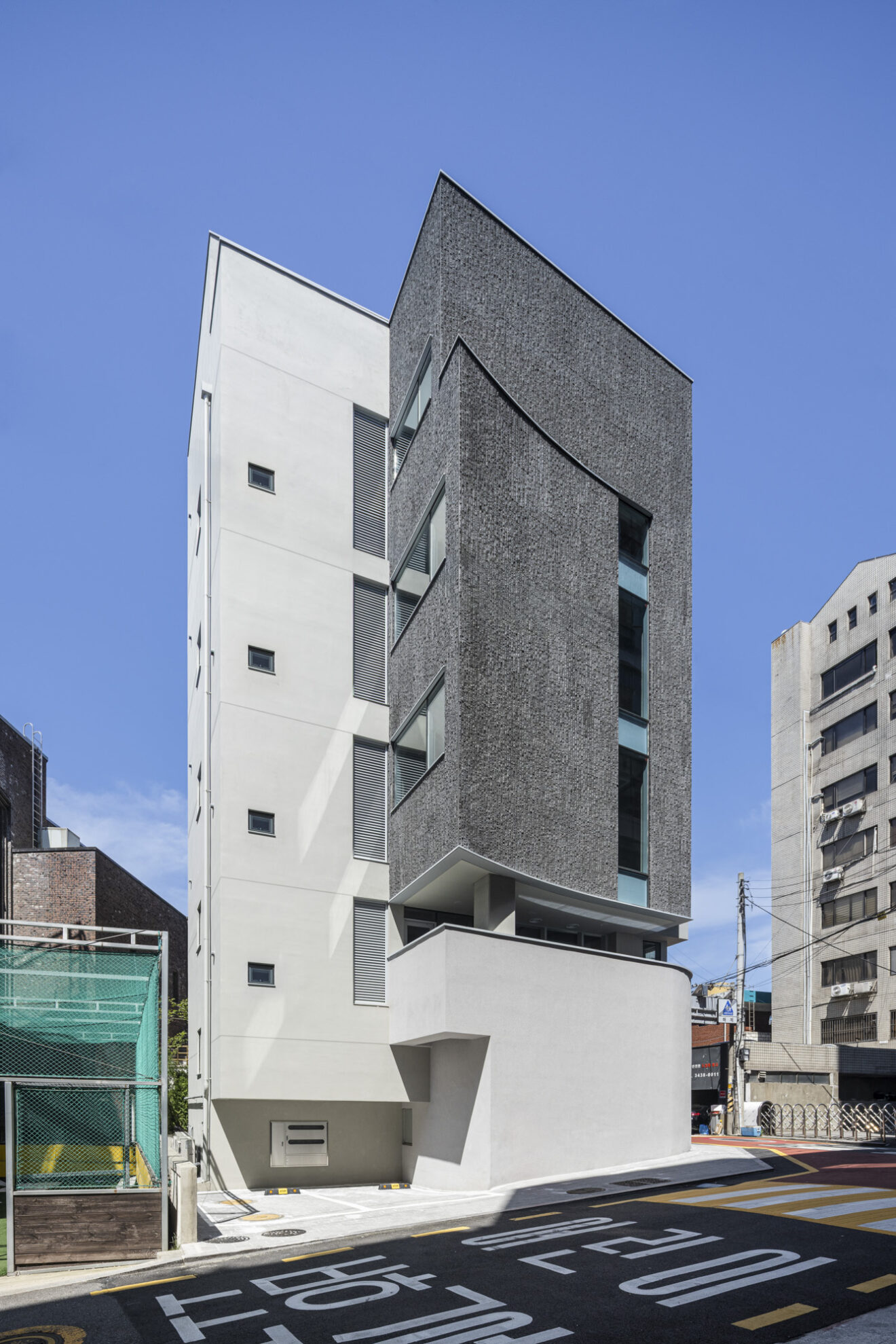 골목의 틈에 놓인 건축의 응답 '바벨 하우스 Babel House' - 브리크매거진 - BRIQUE MAGAZINE