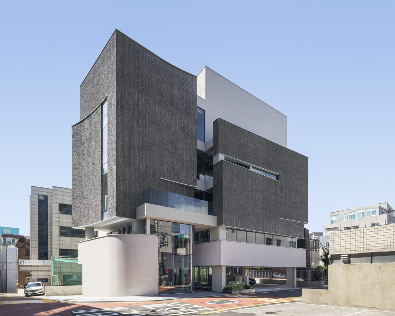 골목의 틈에 놓인 건축의 응답 '바벨 하우스 Babel House' - 브리크매거진 - BRIQUE MAGAZINE