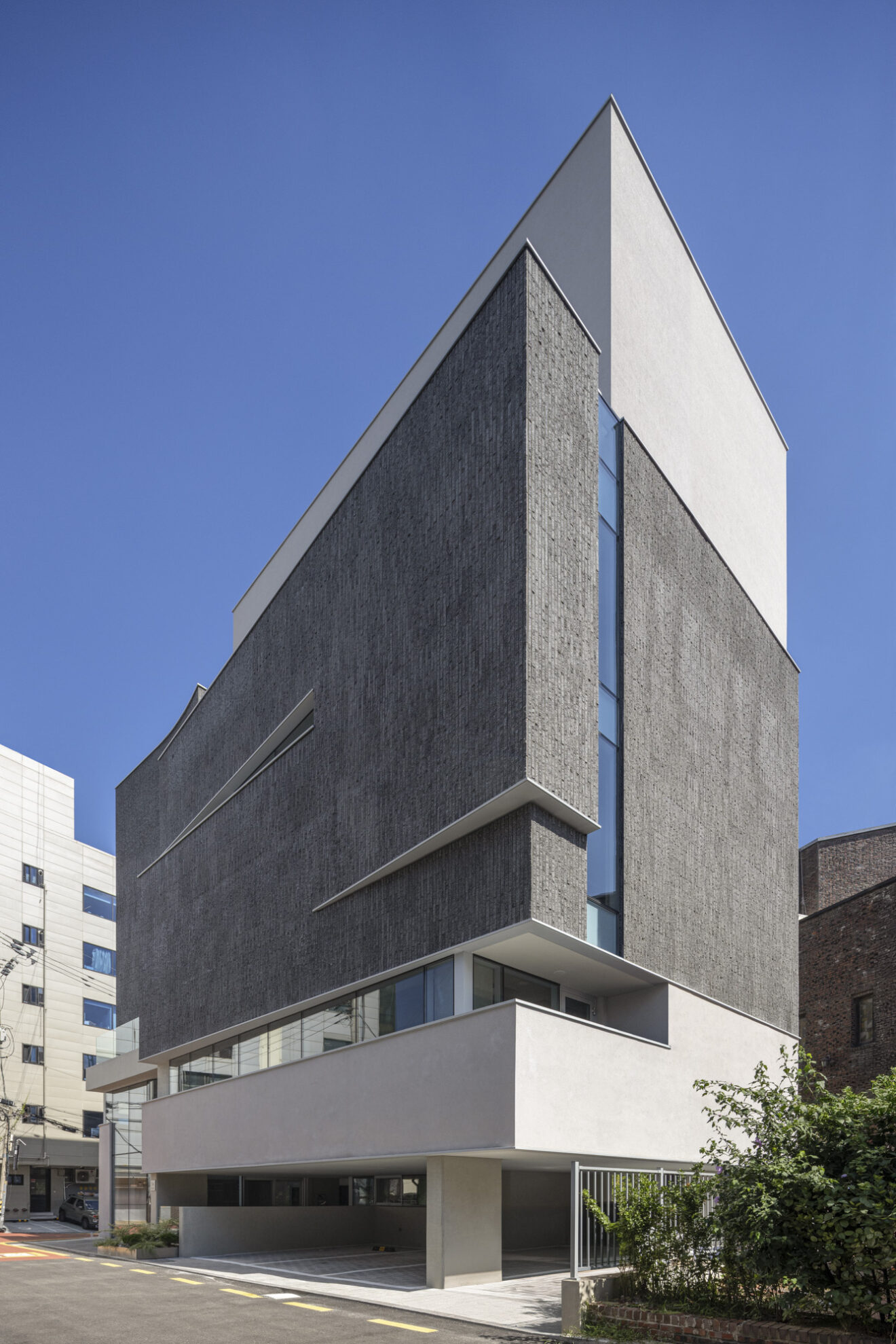 골목의 틈에 놓인 건축의 응답 '바벨 하우스 Babel House' - 브리크매거진 - BRIQUE MAGAZINE